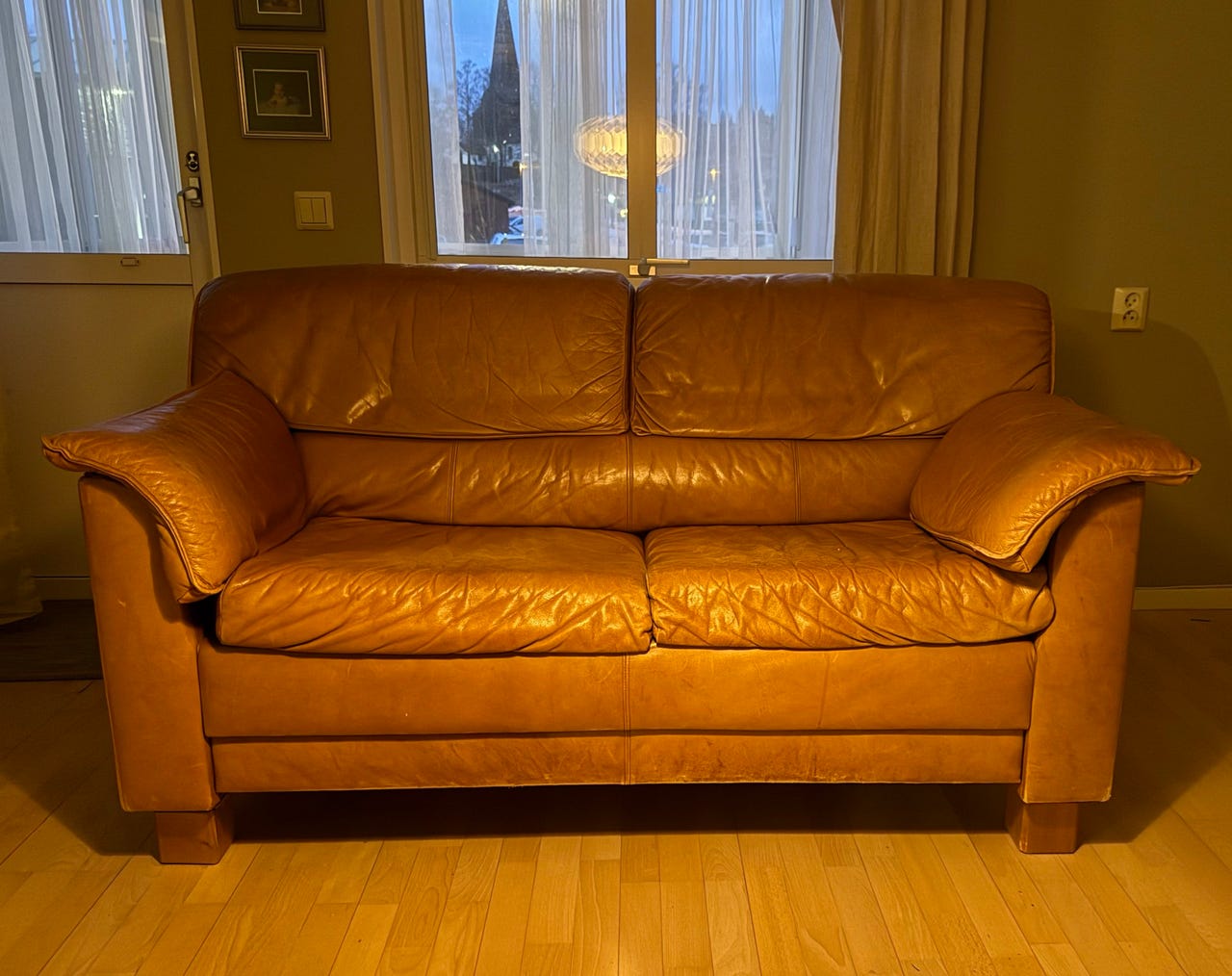 2-sits soffa i cognacsfärgat anilinskinn – 80-tal, vacker patina | Blocket