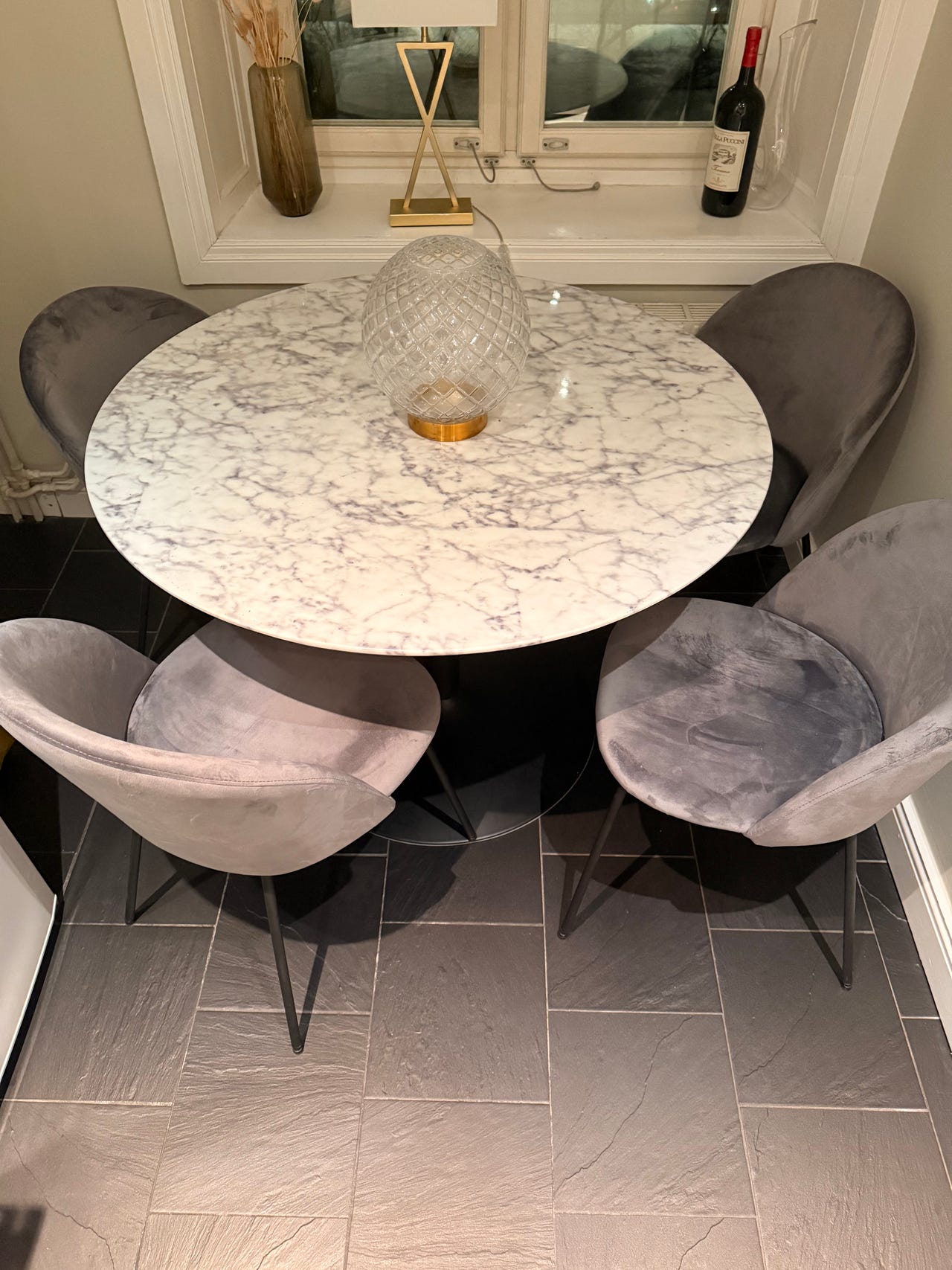 Mio Matbord med marmorbordsskiva och svarta ben | Blocket