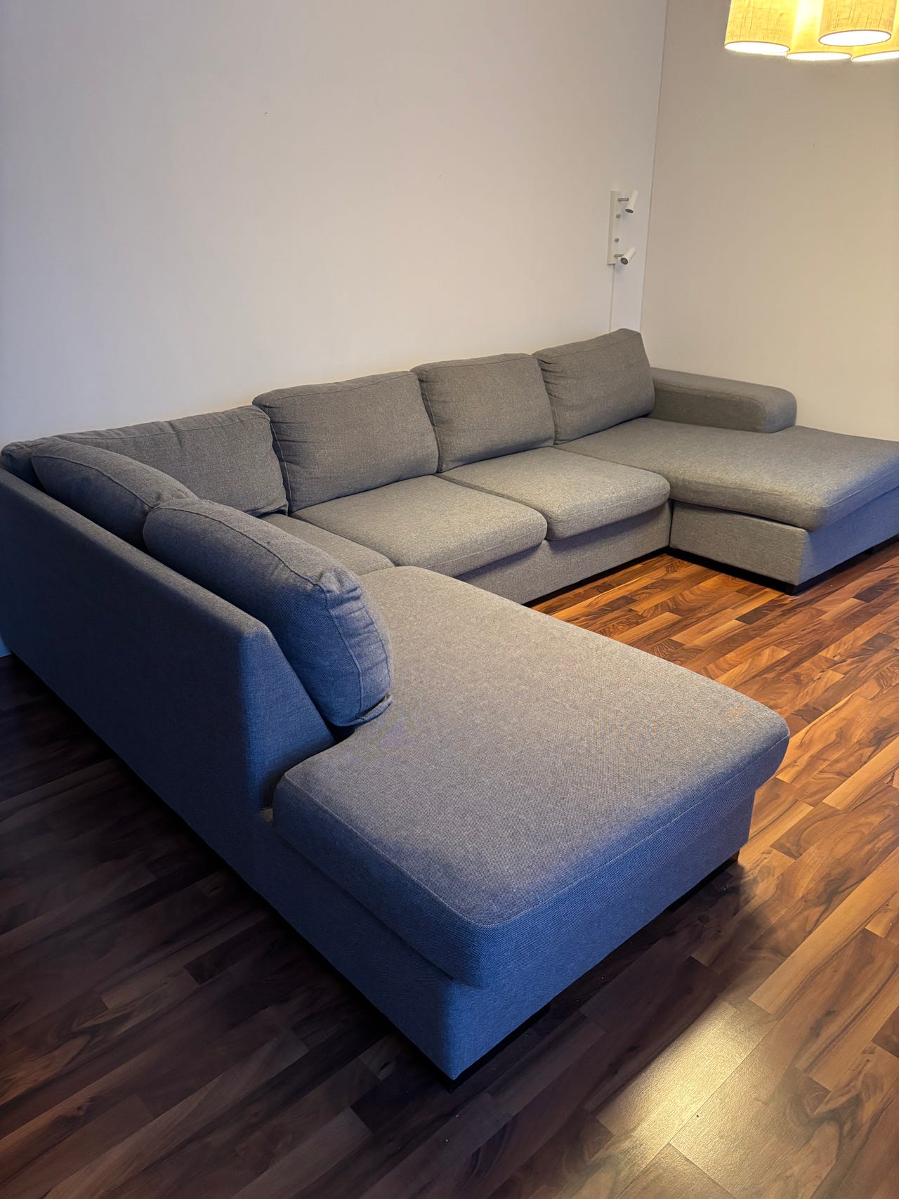 Mio soffa med både divan och schäslong - Grått tyg | Blocket