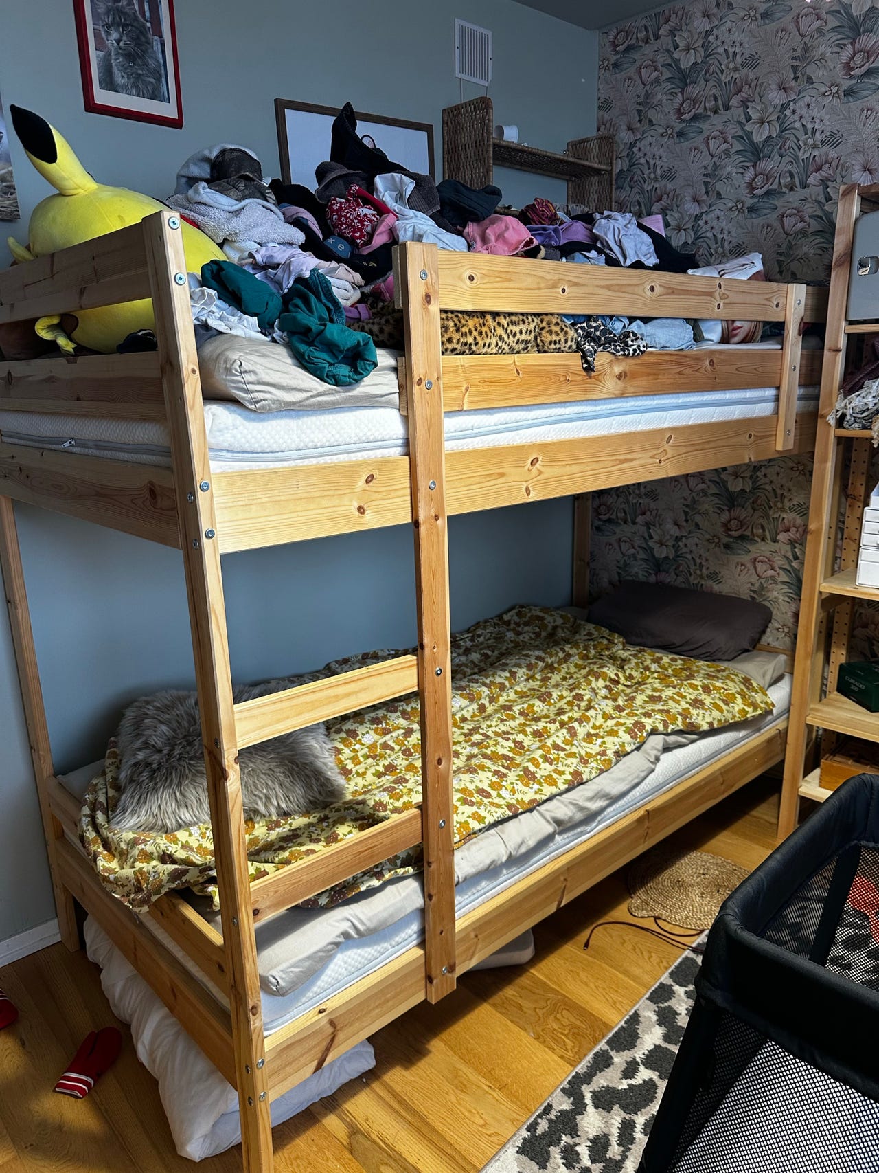 IKEA Våningssäng i furu med nyinköpta madrasser | Blocket