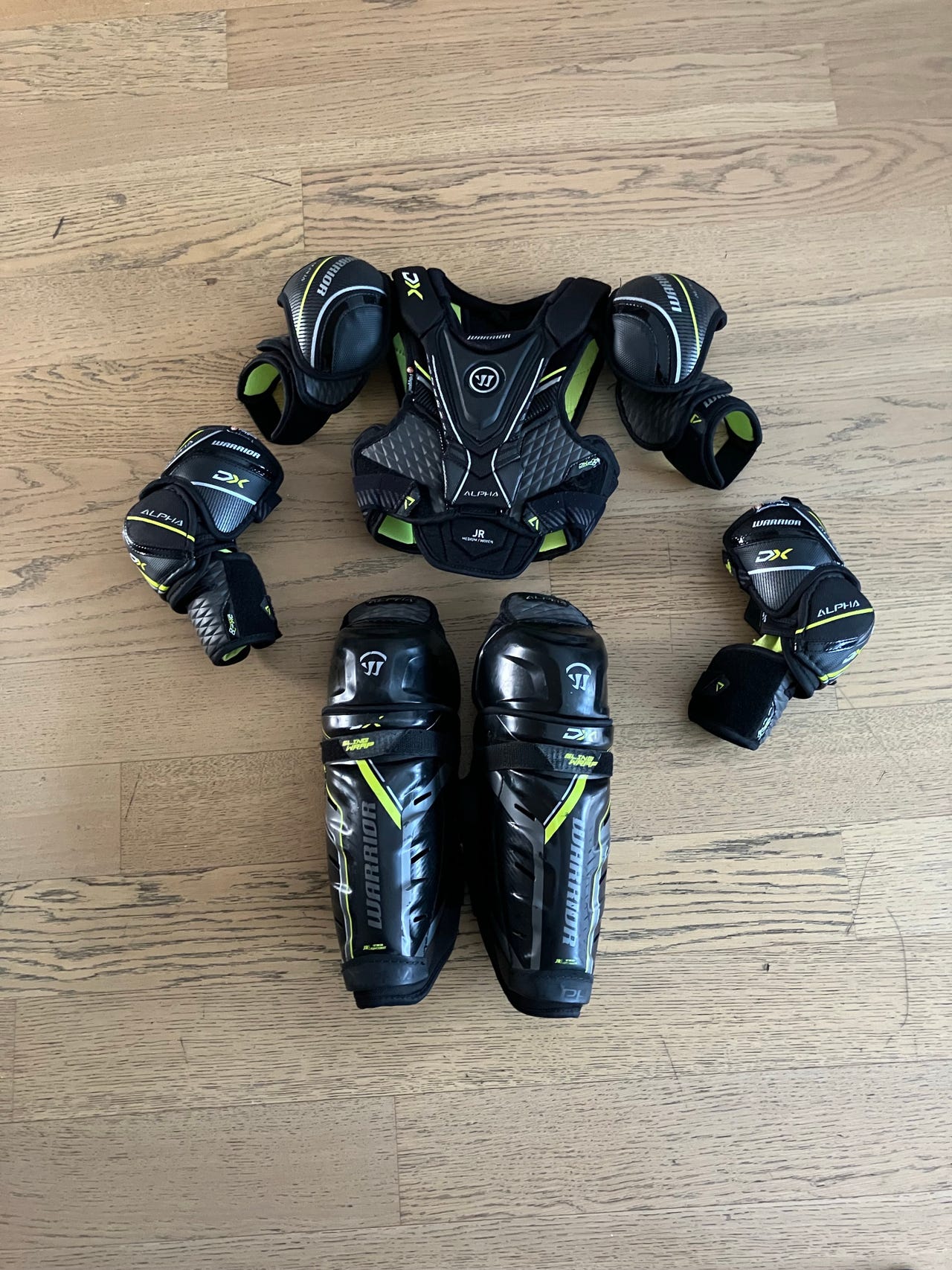 Warrior Alpha Dx axelskydd, armbågsskydd och benskydd. Storlek junior M ...