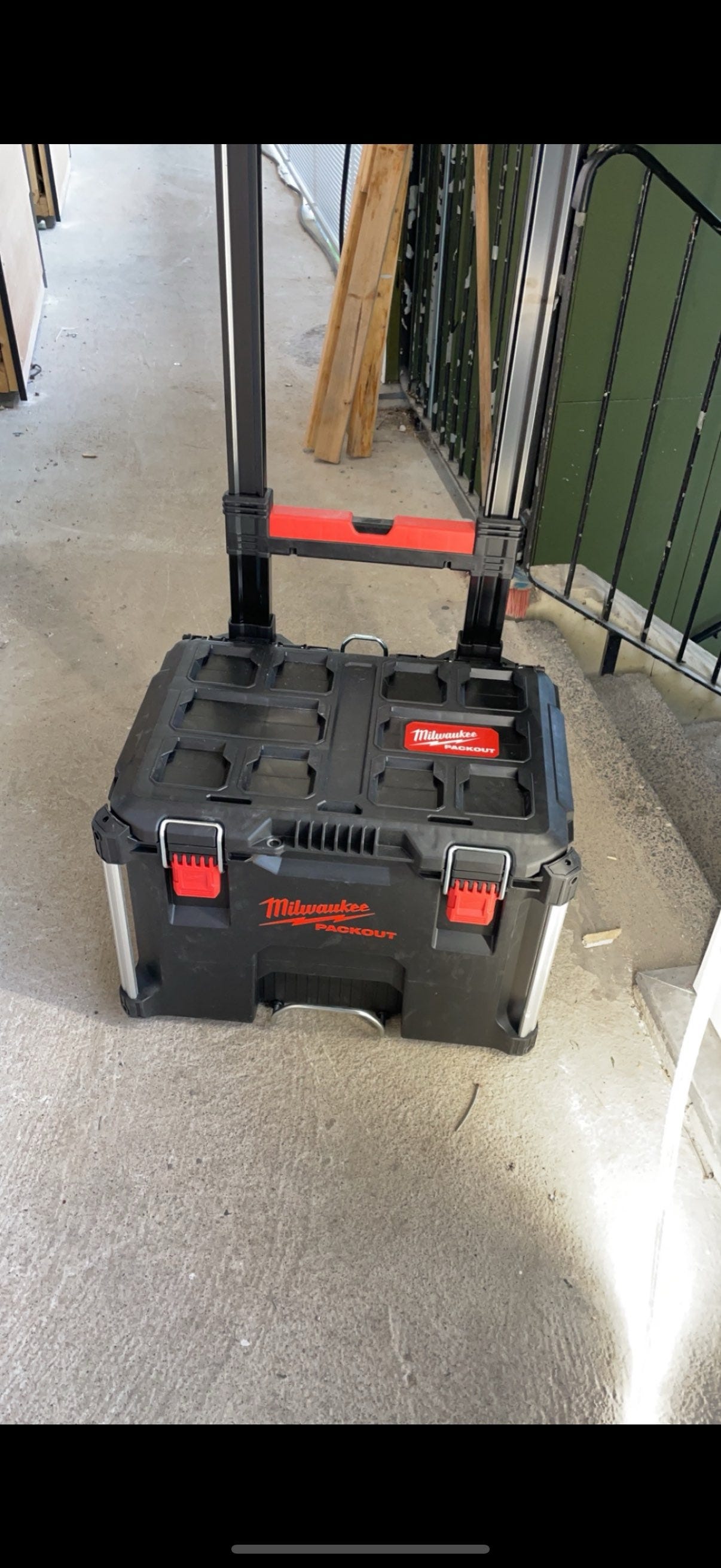 Milwaukee Packout verktygslåda på hjul svart | Blocket