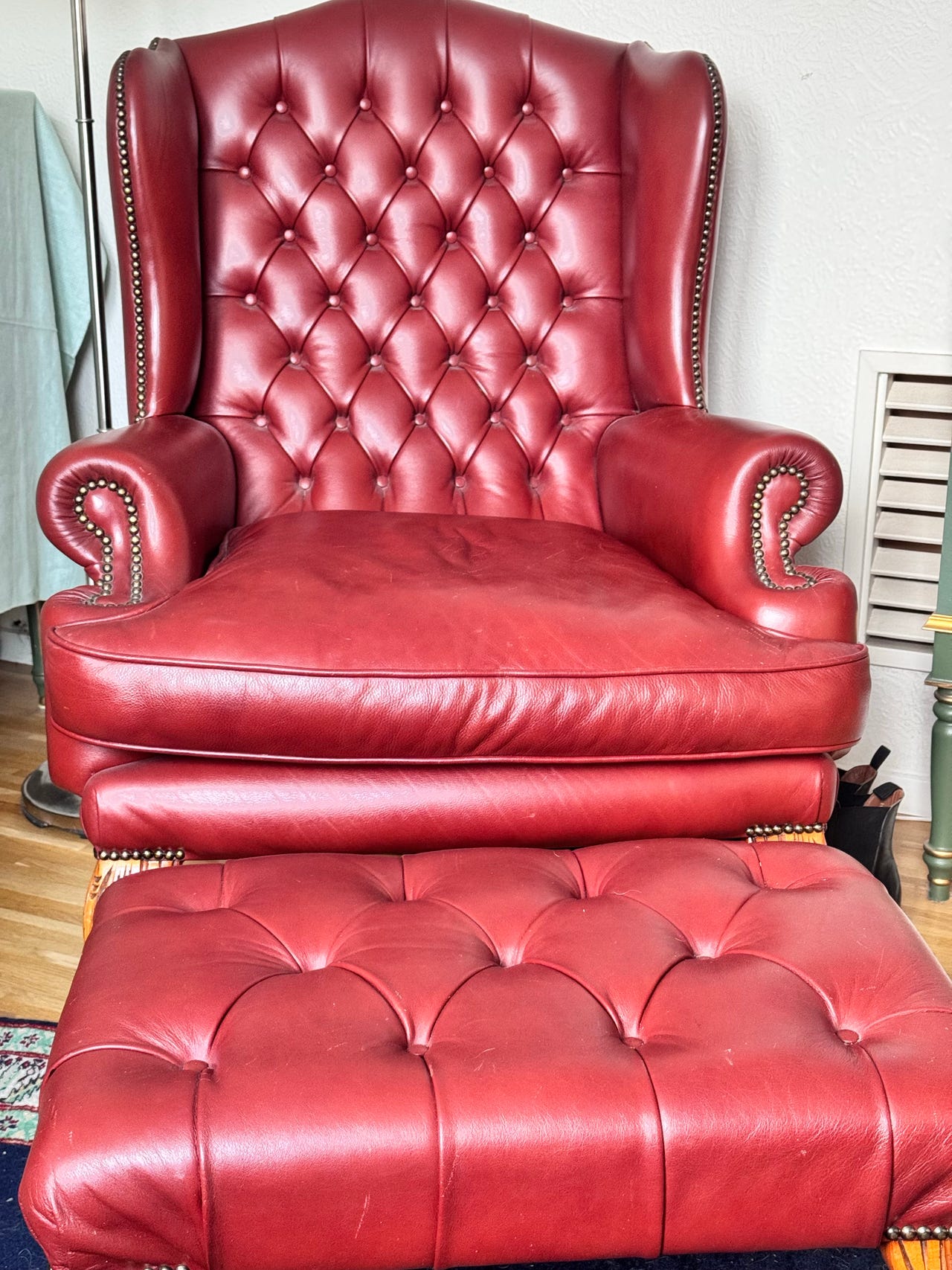 Röd chesterfield fåtölj med pall i skin | Blocket