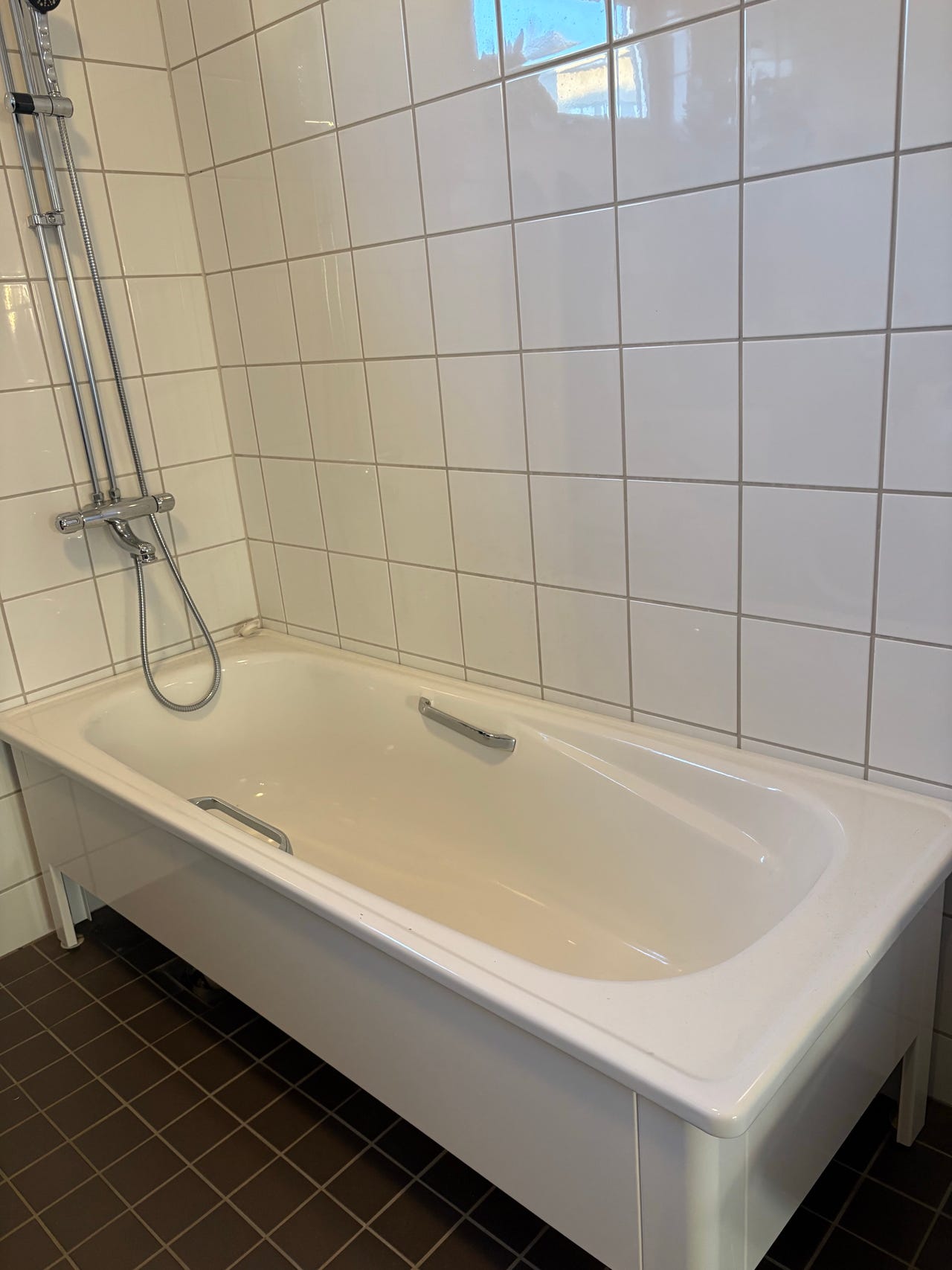 Badkar med handtag vitt | Blocket