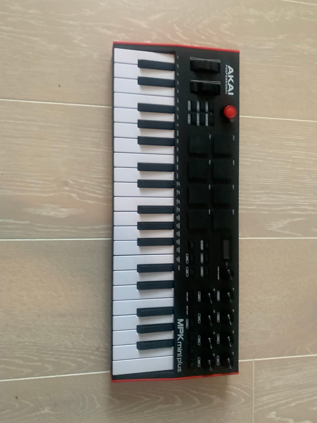 Akai MPK Mini Plus 37 tangenter MIDI keyboard | Blocket