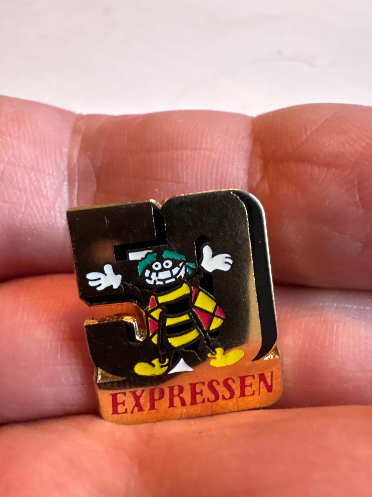Expressen jubileumspin med figur och siffra 50 | Blocket