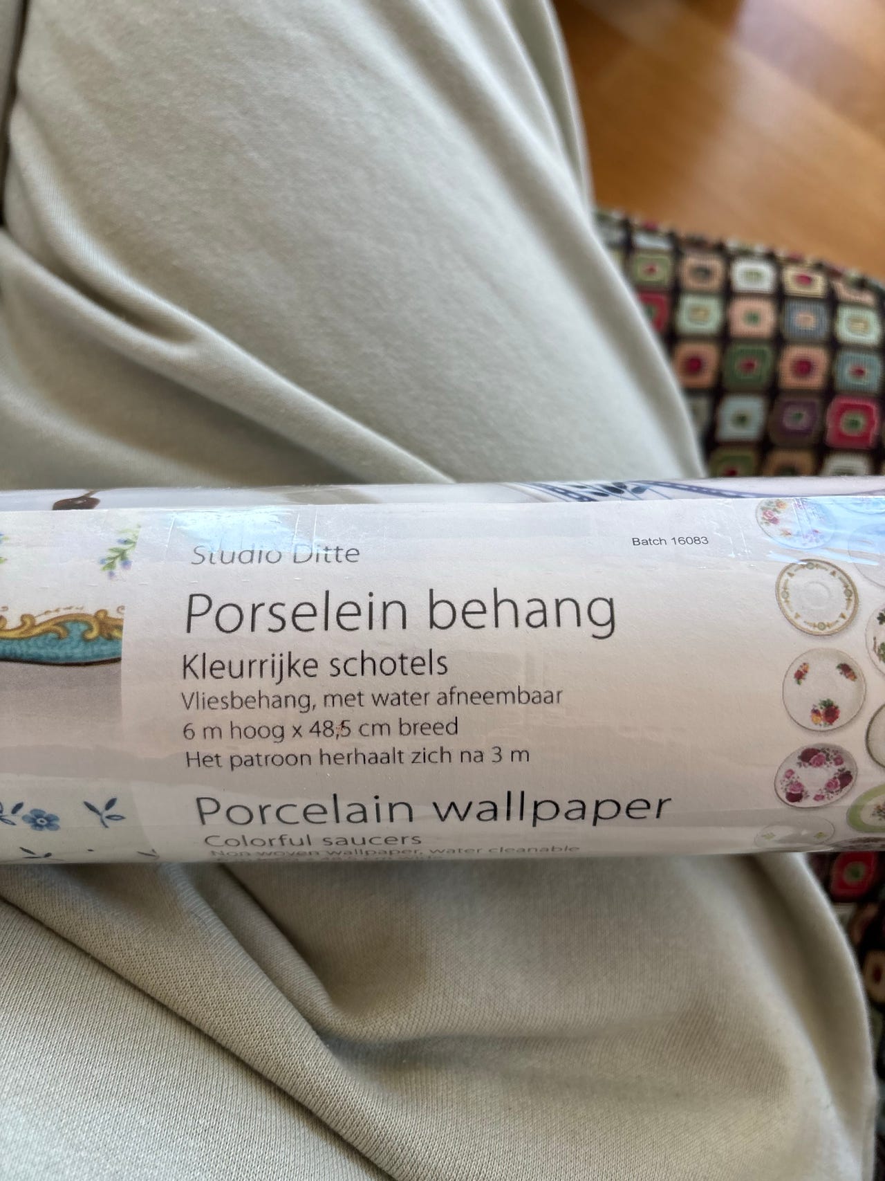 Studio Ditte Porcelain wallpaper tapet flerfärgad tallriksmönstrad ...