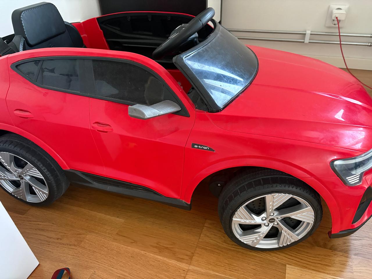 Audi elbil leksaksbil röd med fjärrkontroll | Blocket