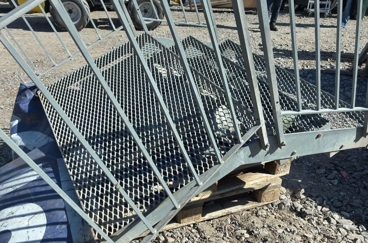 Galvaniserade ståltrappor med räcken – kraftig industrikvalitet | Blocket