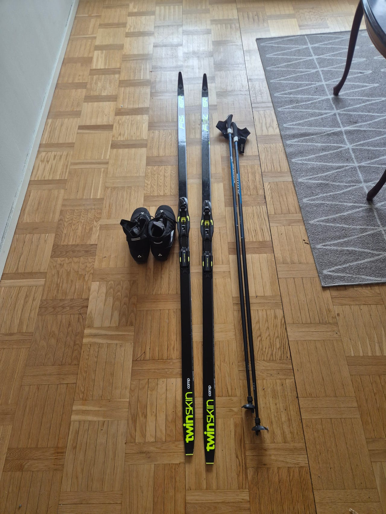 Fischer Twin Skin Comp längdskidor 207 cm med stavar 150 cm och pjäxor ...