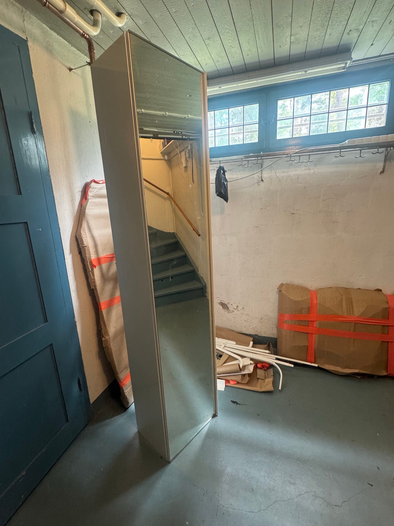 Vitt badrymshögskåp med spegeldörr | Blocket
