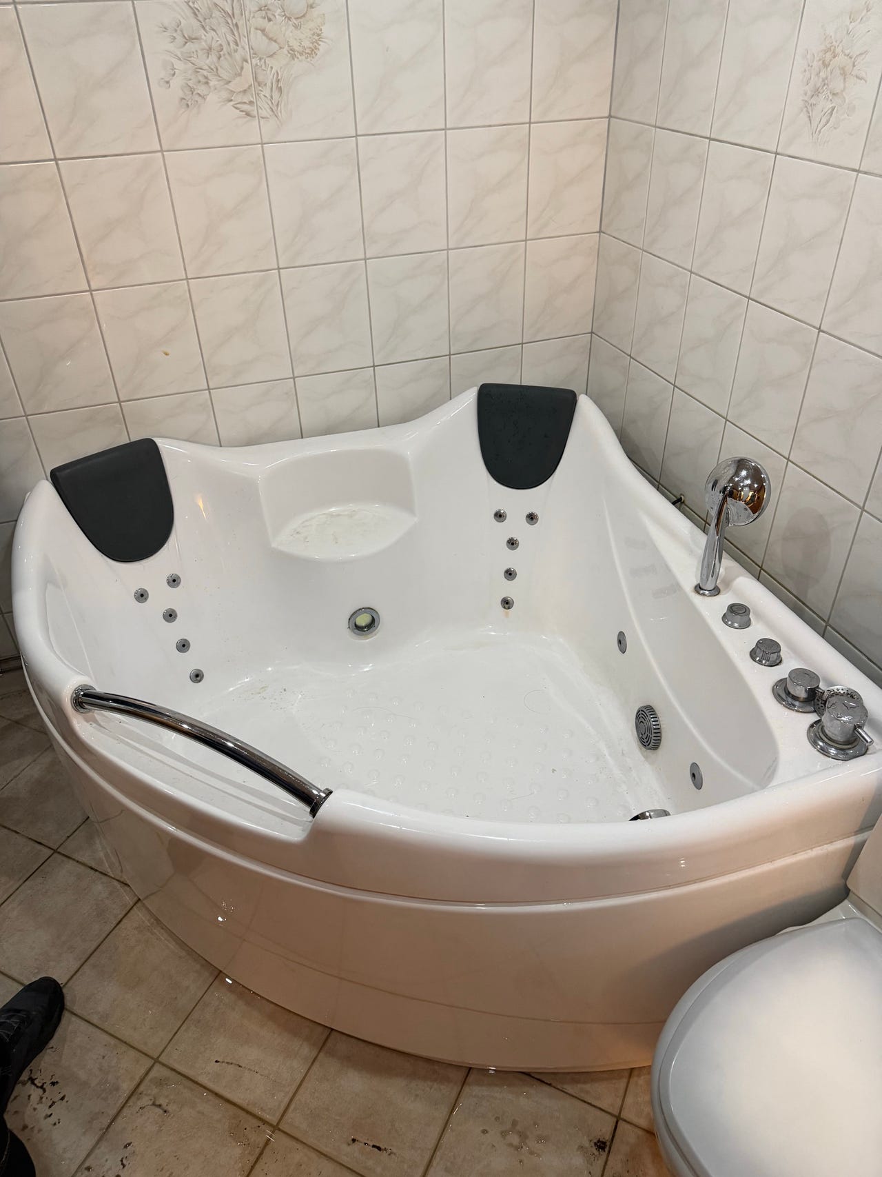 Hörnbubbelbadkar med massagefunktion | Blocket