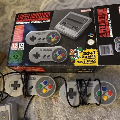 Nintendo Classic Mini med 2 kontroller. | Blocket