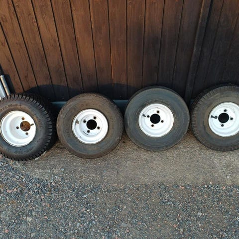 8 st hjul till grävmaskin i bra skick 1000 kr/st | Blocket