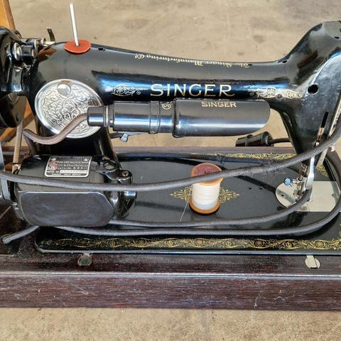 Singer Symaskin äldre modell svart med gulddetaljer | Blocket