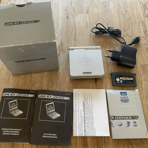 Nintendo Game Boy Advance SP silver med spel och spelfodral | Blocket