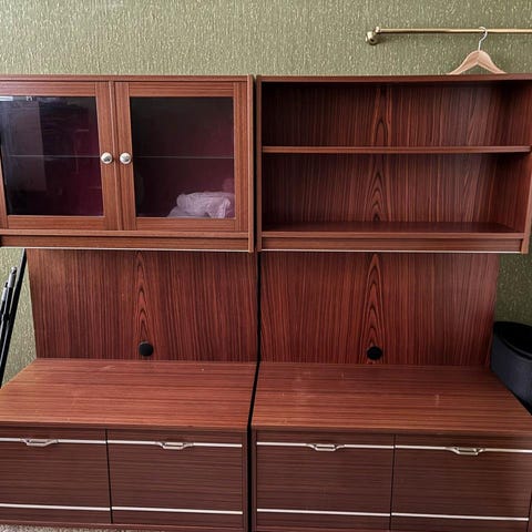 Hylla med två jalusi luckor | Blocket