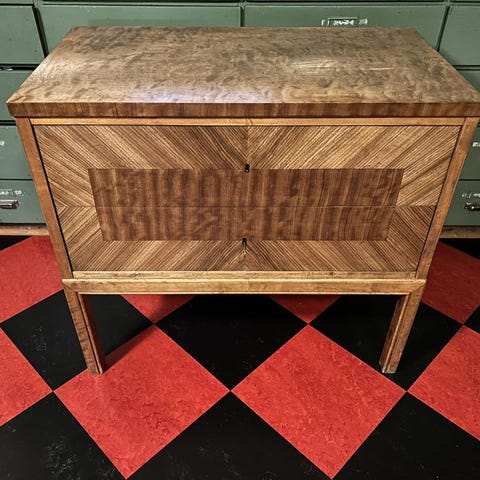 Antik byrå i massivt trä – sekelskifteskänsla | Blocket