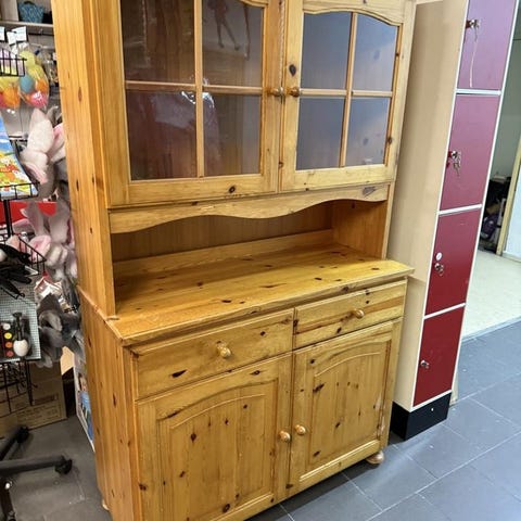 Vackert vitrinskåp | Blocket