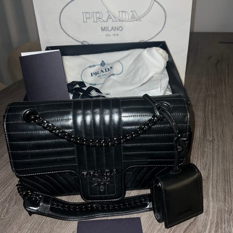 Prada korthållare Helt NY, Kvitto och äkthetscertifikatkor | Blocket