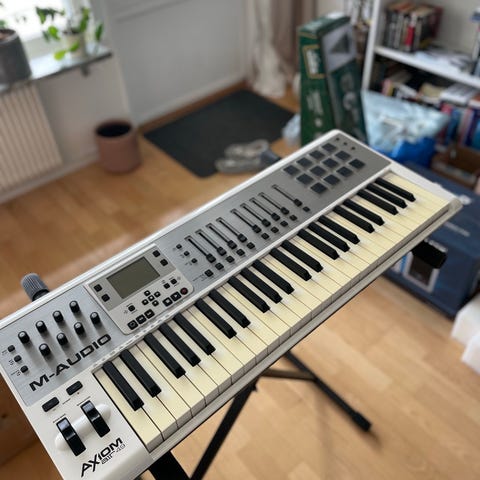 Novation LaunchKey 49 MK2 MIDI Controller Keyboard | Blocket
