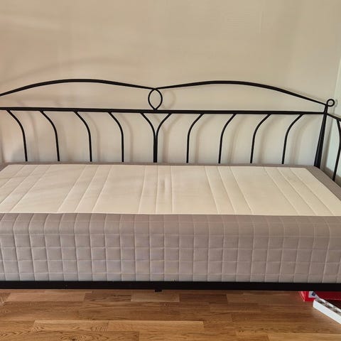 Två snygga Skotterud enkelsängar från IKEA (90x200 cm) | Blocket