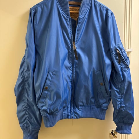 telia jacka/tröja. oanvänd. | Blocket