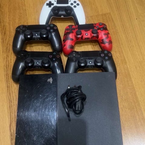 Vit Sony Playstation 4 Spelkonsol med tillbehör | Blocket