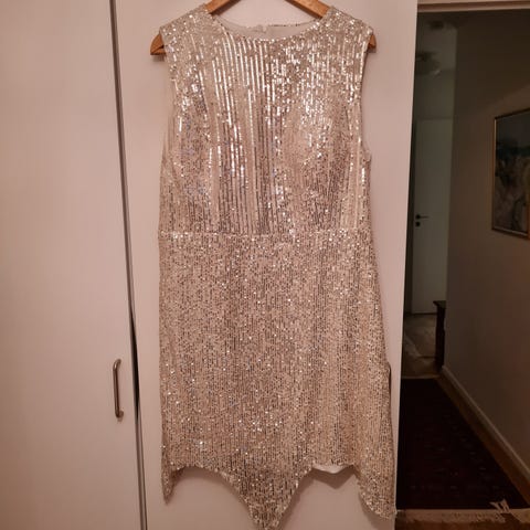 Elegant blå klänning med ett iögonfallande kedjemönster storlek S mått ...