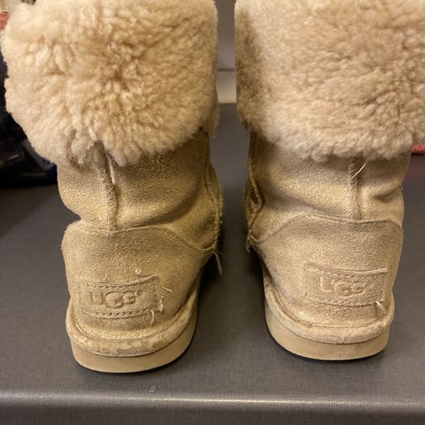 UGG barnskor unisex storlek 18 beige | Blocket