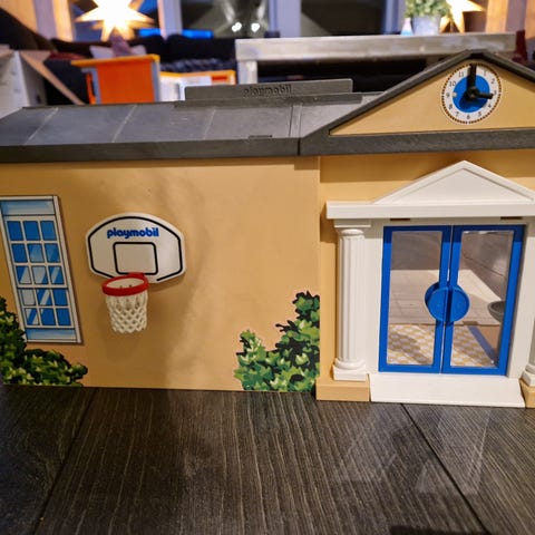 Motorcykelpolis, lekplats och olika figurer till Playmobil | Blocket