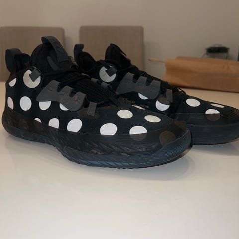 Adidas Basketbollskor Svart och Guld (str38) | Blocket