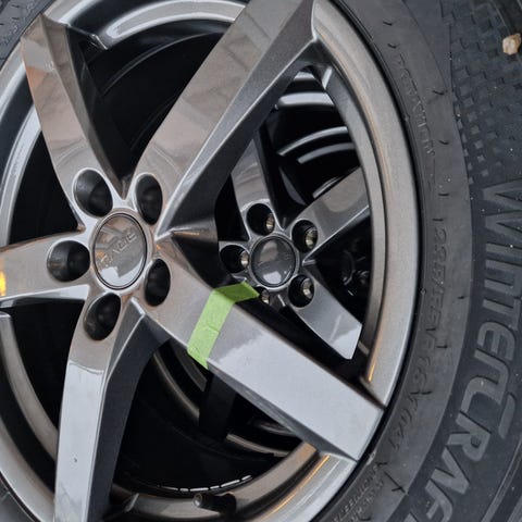 Volvo XC70 original fälgar med Nokian dubbdäck. | Blocket