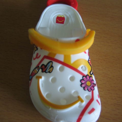 Nyckelring fotbollsspelare röd tröja vit shorts | Blocket