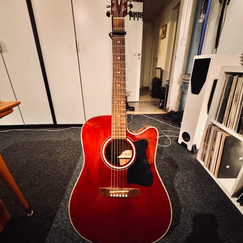 Akustisk gitarr med cutaway och mörk träfinish | Blocket