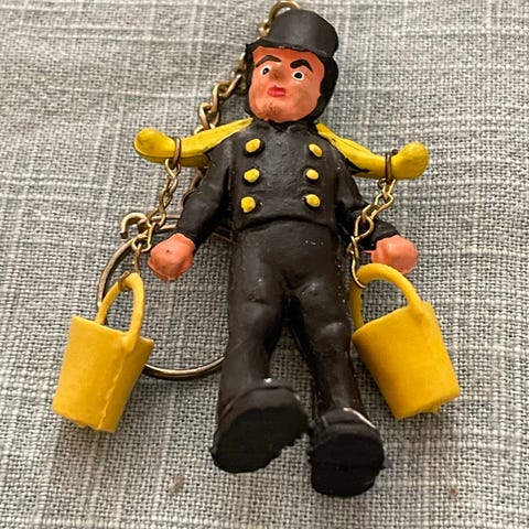 Nyckelring fotbollsspelare röd tröja vit shorts | Blocket