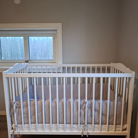 Spjälsäng kaxholmen inkl madrass och spjälskydd | Blocket