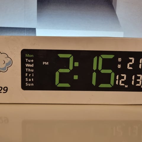 Projektorklocka med alarm och FM-radio | Blocket