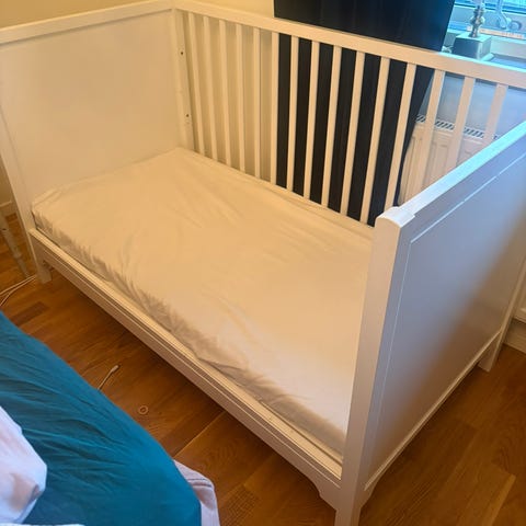 Spjälsäng kaxholmen inkl madrass och spjälskydd | Blocket