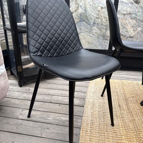 6 st Mio Jack matstolar – svart konstläder (1 med mindre defekt) | Blocket