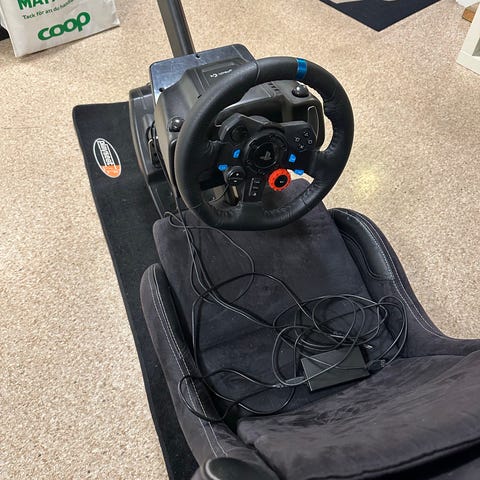 Logitech G27 Racing Wheel med pedalset och växelspak | Blocket