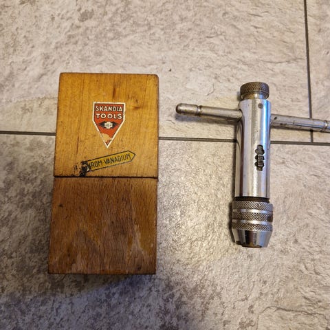 Kartong med olika typer av skruv | Blocket