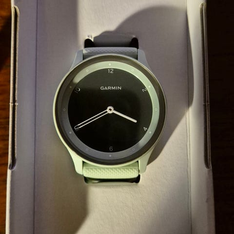 Garmin Vivoactive 4S Smartwatch + Charger (Good condition) | Blocket