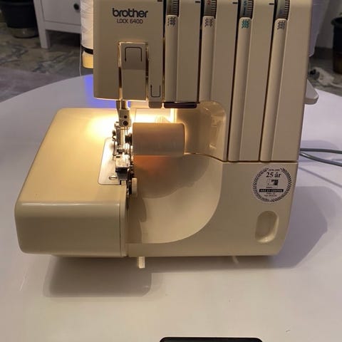 Singer 14SH754 Overlock symaskin vit | Blocket