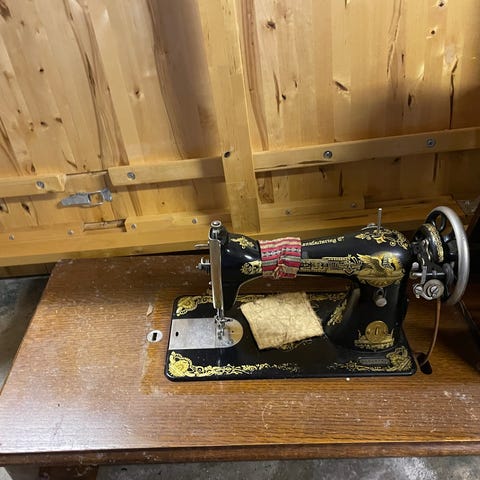 Singer Symaskin med trampbord i trä och gjutjärn | Blocket