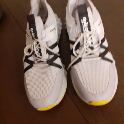 Pull&Bear Sneakers storlek 43 vit och svart | Blocket