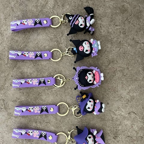 Nyckelring fotbollsspelare röd tröja vit shorts | Blocket