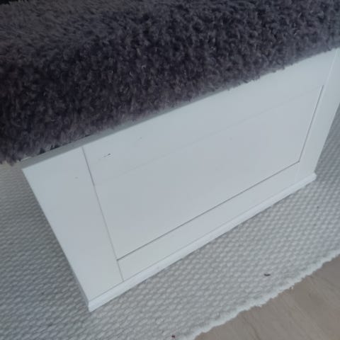 Bänk i trä med flätad sits | Blocket