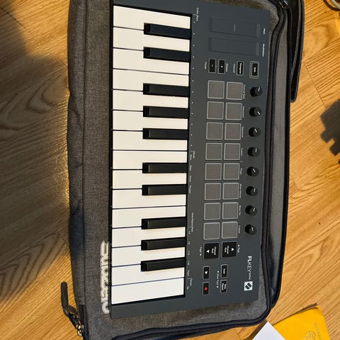 Novation Launchkey Mini MK2 MIDI-klaviatur med 25 tangenter och knappar | Blocket