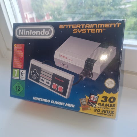 Nintendo Classic Mini med 2 kontroller. | Blocket